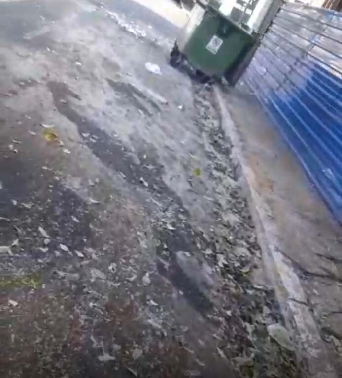 Lixo, sujeira e ‘restos de rituais' são flagrados em cruzamento no ... Lixo, sujeira e ‘restos de rituais' são flagrados em cruzamento no ...